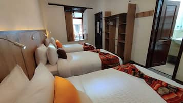 Quarto triplo standard, vista para o pátio | 1 quarto, roupas de cama premium, edredons de pluma
