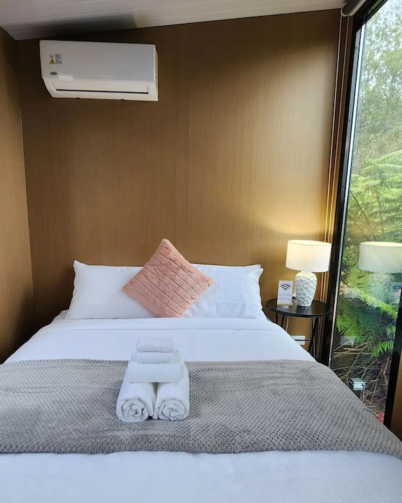 Escape To A Rustic Modern Farm Cabin With Outdoor Bath - Northland