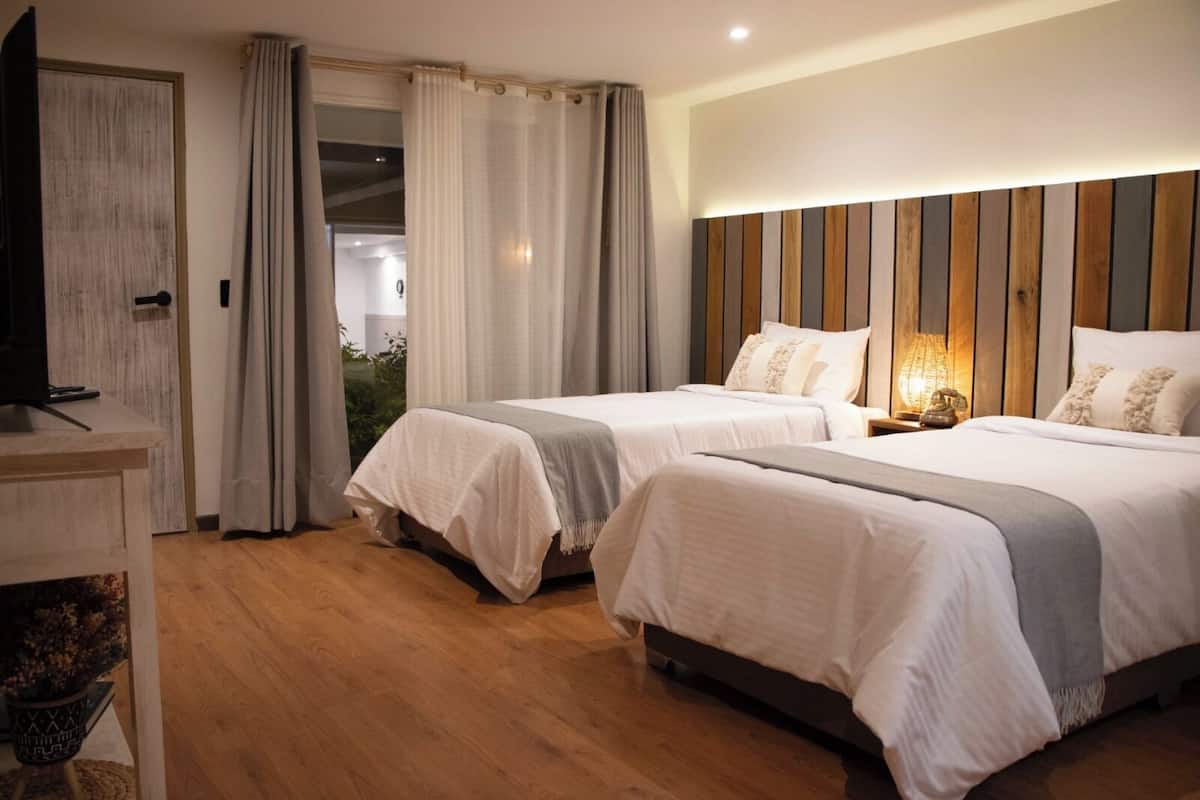 Quarto Standard, casa de banho privativa | Cofre no quarto, cortinas/cortinados opacos, Wi-fi grátis