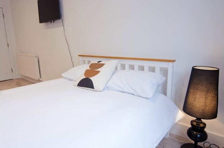 Large Studio Flat In Maidstone. Wifi Tv And Work Station. 2 Mins Walk To Town! - Maidstone