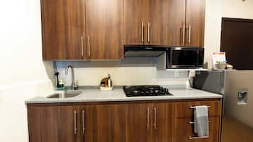 Comfort Apartment F505 | Cozinha privada | Um frigorífico/congelador grande, um micro-ondas, uma placa de cozinha