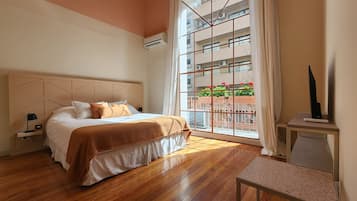Roupas de cama premium, edredons de pluma, frigobar, cofres nos quartos