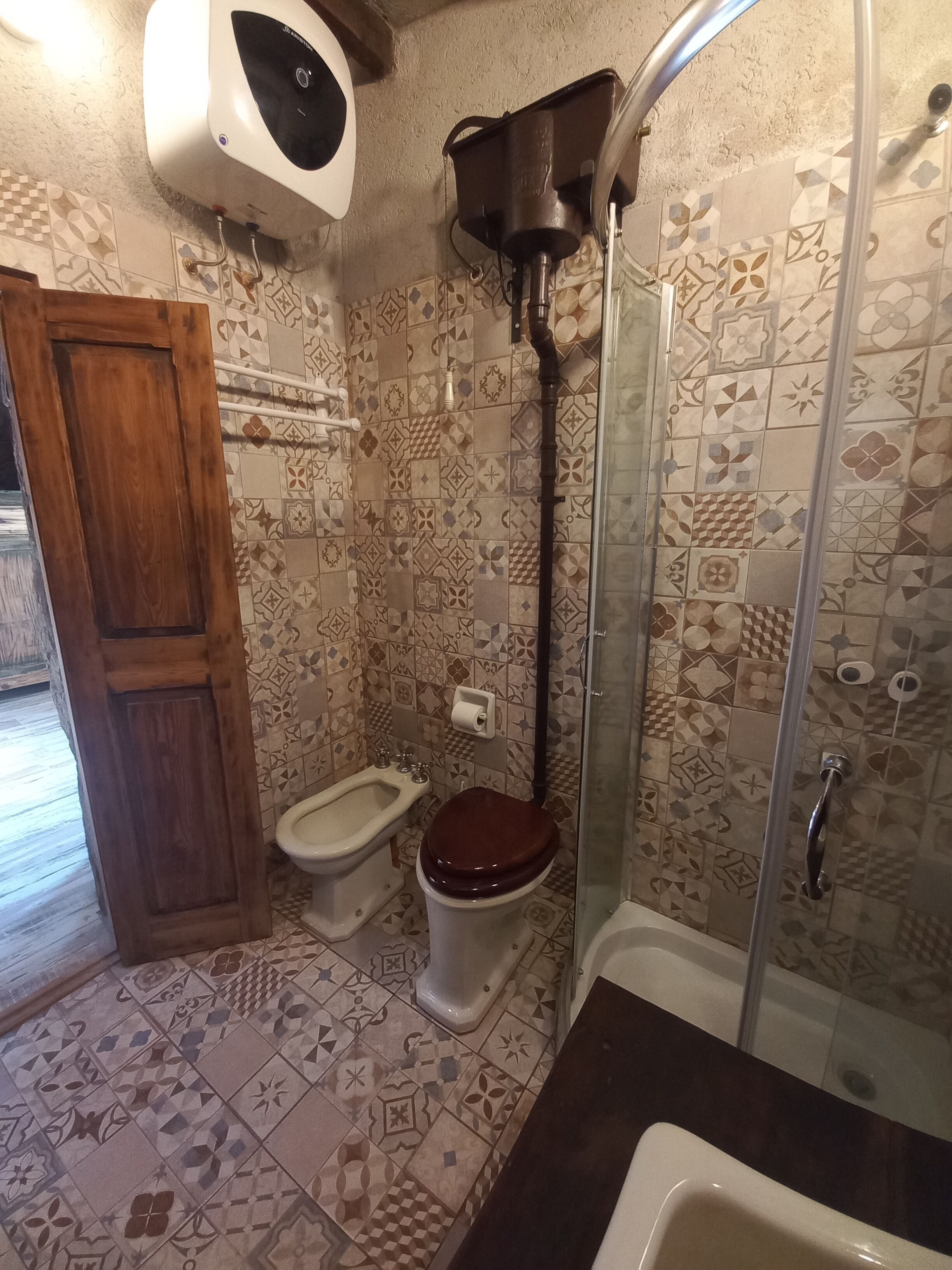Casa de banho com sanita, bidé e zona de duche.
