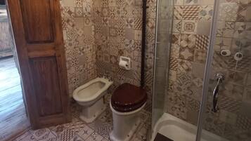Casa de banho com sanita, bidé e zona de duche.