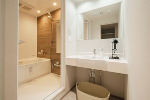 Quarto Triplo Básico | Casa de banho | Um polibã e uma banheira separados, um secador de cabelo, chinelos