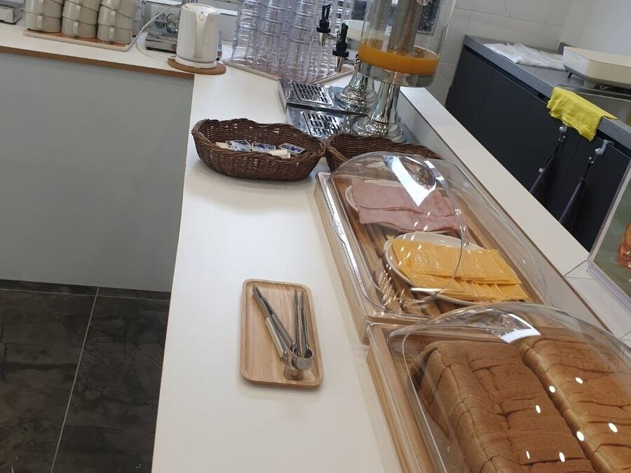 Um buffet de café da manhã com diversos alimentos e acompanhamentos.