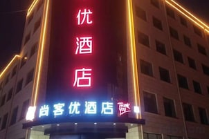 Placa de hotel com caracteres chineses e neon.