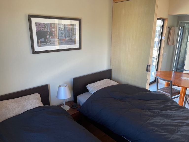 Minimal Quad Ran 4 Person Building / Sambugun Chiba - Tokyo