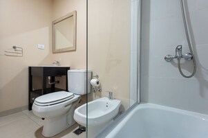 Apartamento, 1 quarto, sacada, vista para a montanha (Amundsen 2) | Banheiro | Chuveiro, chuveiro com efeito de chuva, produtos de toalete grátis 