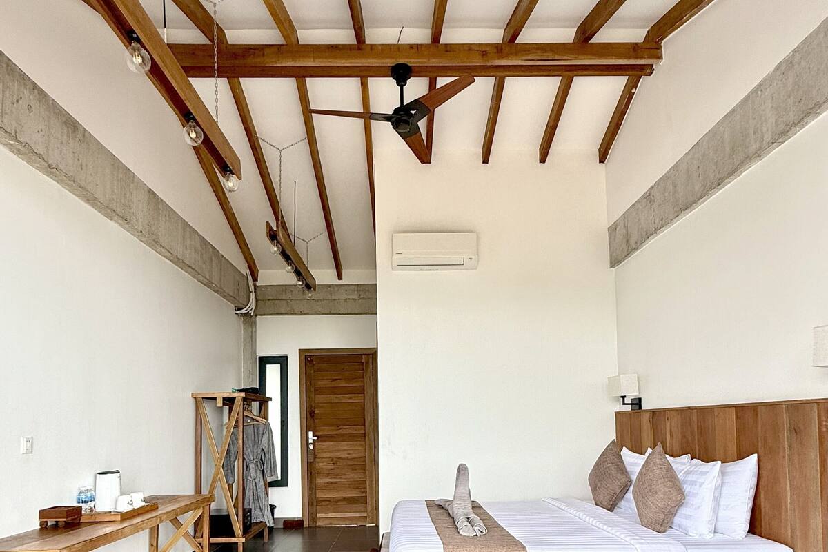 Quarto Individual Deluxe, 1 cama king-size | Minibar, cofre no quarto, roupa de cama fornecida