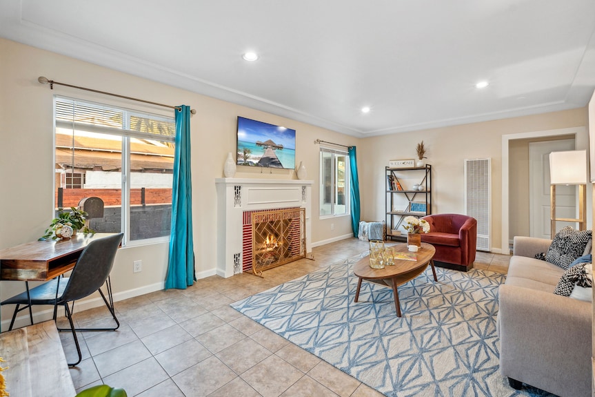 Near Disney! 2 Bed 1 Bath - Front House - Orange County, CA