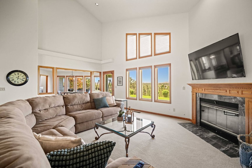 Stunning Hillside Retreat W/ Panoramic Views, Pet Friendly, Pool Table, Huge Deck, 1 Mile 2 Downtown - Madras, OR