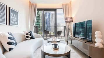 Apartamento Comfort, 1 cama queen-size, varanda, vista para o canal | Sala de estar | Smart TV de 55 polegadas com canais via satélite