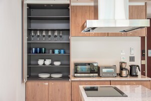 Um frigorífico/congelador grande, um micro-ondas, uma placa de cozinha 