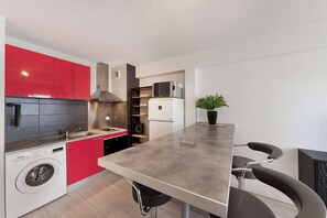 Apartamento Comfort, vista para o pátio | Cozinha privada | Um forno, uma placa de cozinha, uma máquina de café expresso