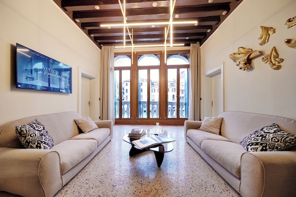 Suíte real, banheira de hidromassagem, vista para o canal (Noble) | Área de estar | Smart TV 43 polegadas com canais via satélite, Netflix, filmes pagos