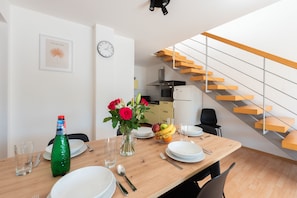 Apartamento Comfort | Sala de estar | Televisor de ecrã plano de 5 polegadas com canais por cabo 