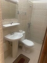 Quarto Duplo ou Twin Clássico, vista para o jardim | Casa de banho | Um chuveiro fixo, toalhas fornecidas 
