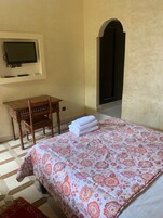 Quarto Clássico com Cama de Casal, vista para o jardim | Secretária adequada para computadores portáteis, Wi-fi grátis 