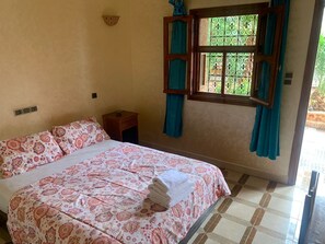 Quarto casal ou duplo clássico, vista para o jardim | Espaço de trabalho para notebook, Wi-Fi de cortesia, roupa de cama