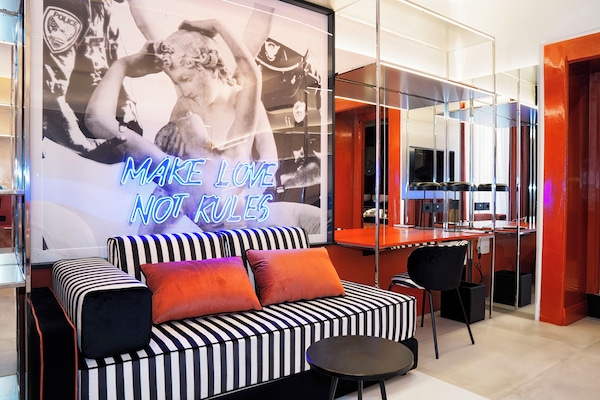 Quarto de Luxo, 1 quarto, não fumadores, casa de banho privativa | Sala de estar | Smart TV de 50 de polegadas com canais digitais, Netflix, Hulu