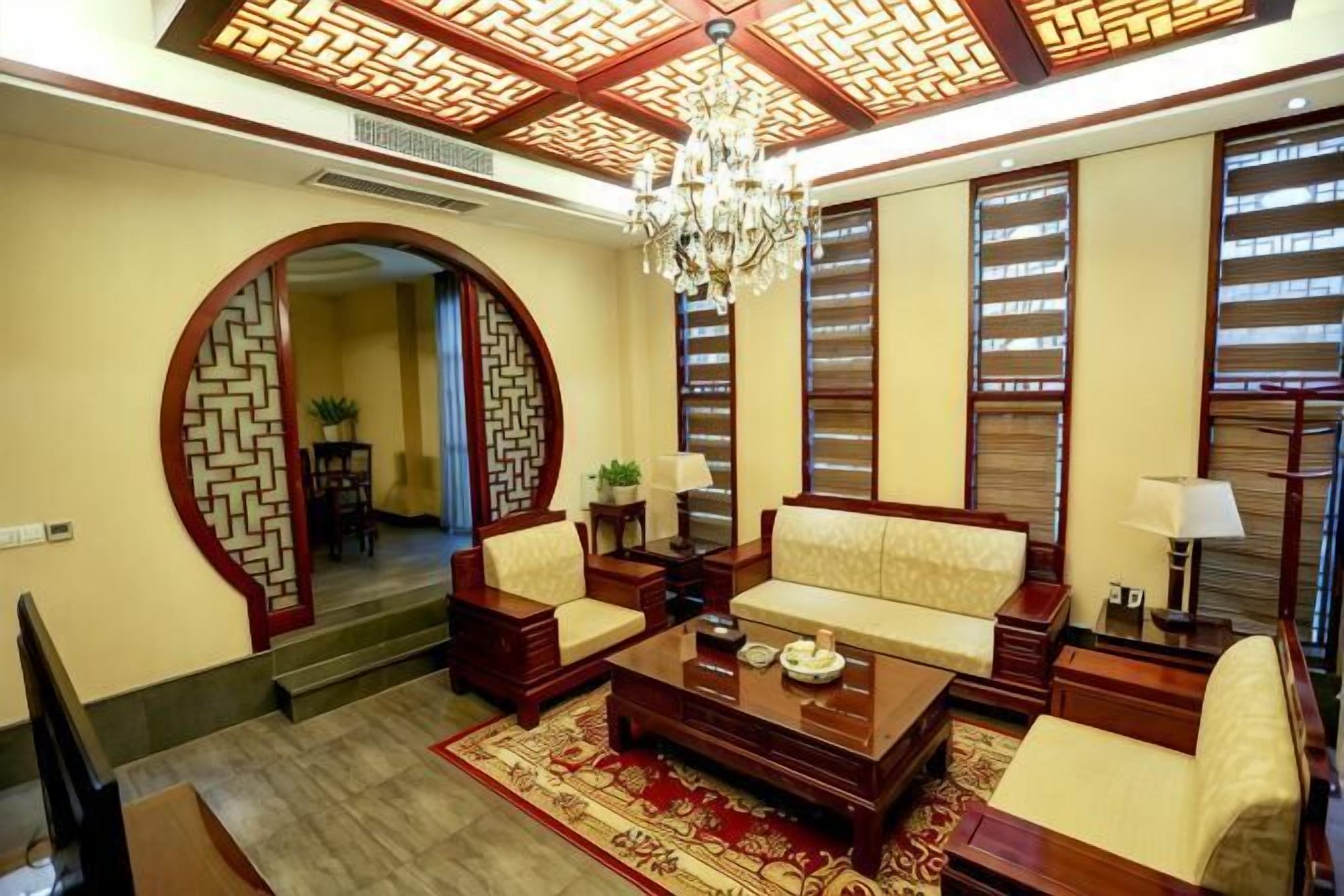 Uma sala de estar tradicional com sofá, mesa de centro e detalhes decorativos.