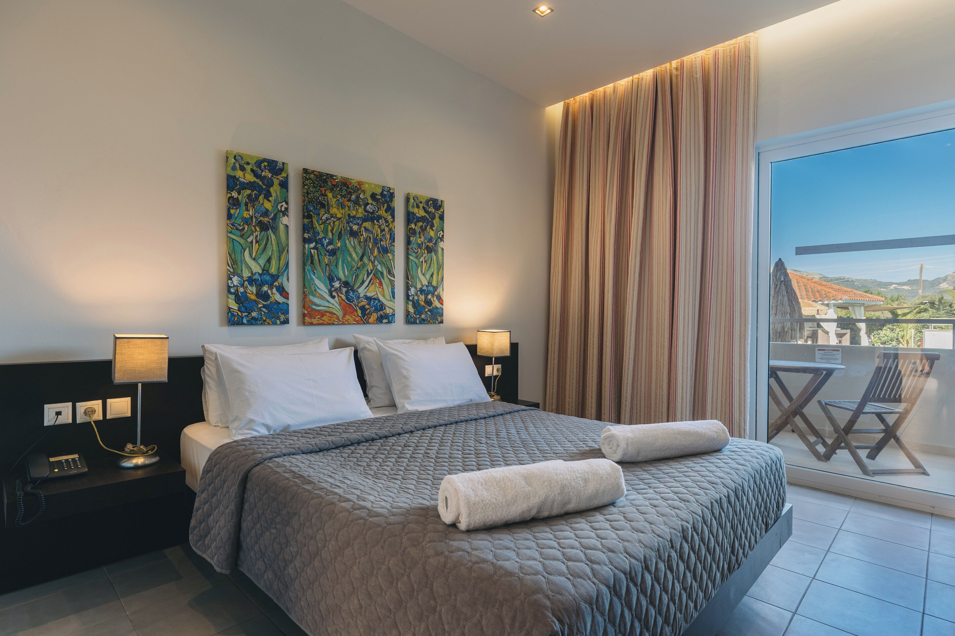 Standard Room with Pool View | Roupas de cama premium, cofres nos quartos, escrivaninha