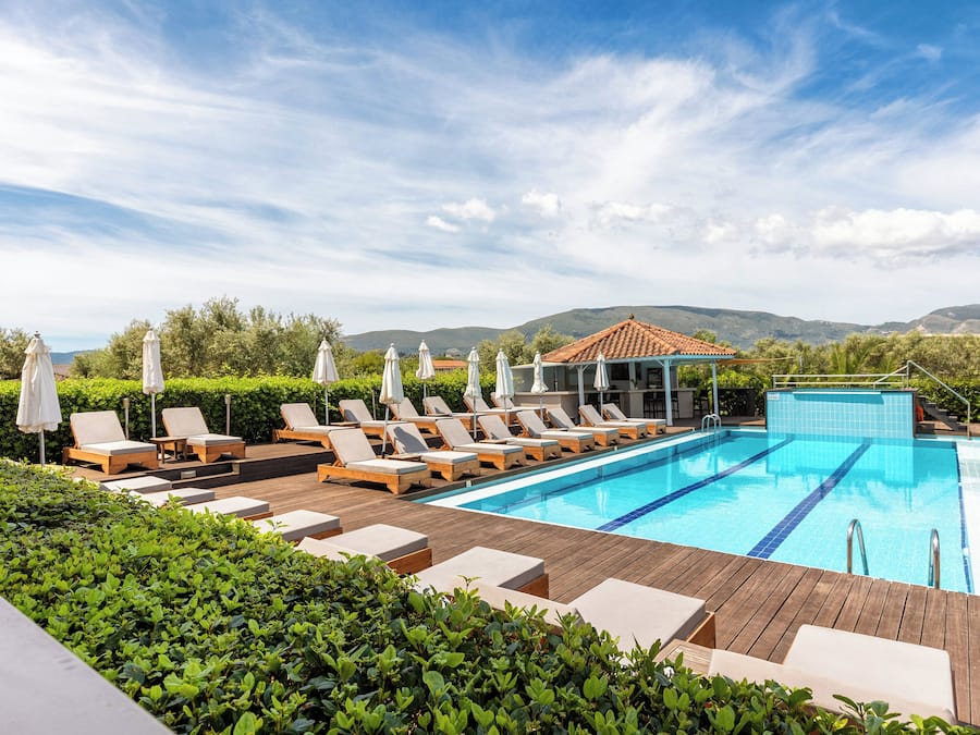 Piscina externa sazonal, guarda-sóis, espreguiçadeiras