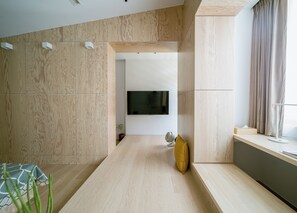 Quarto casal superior, 1 cama Queen, para não fumantes, vista para a cidade (No extra bed allowed) | TV