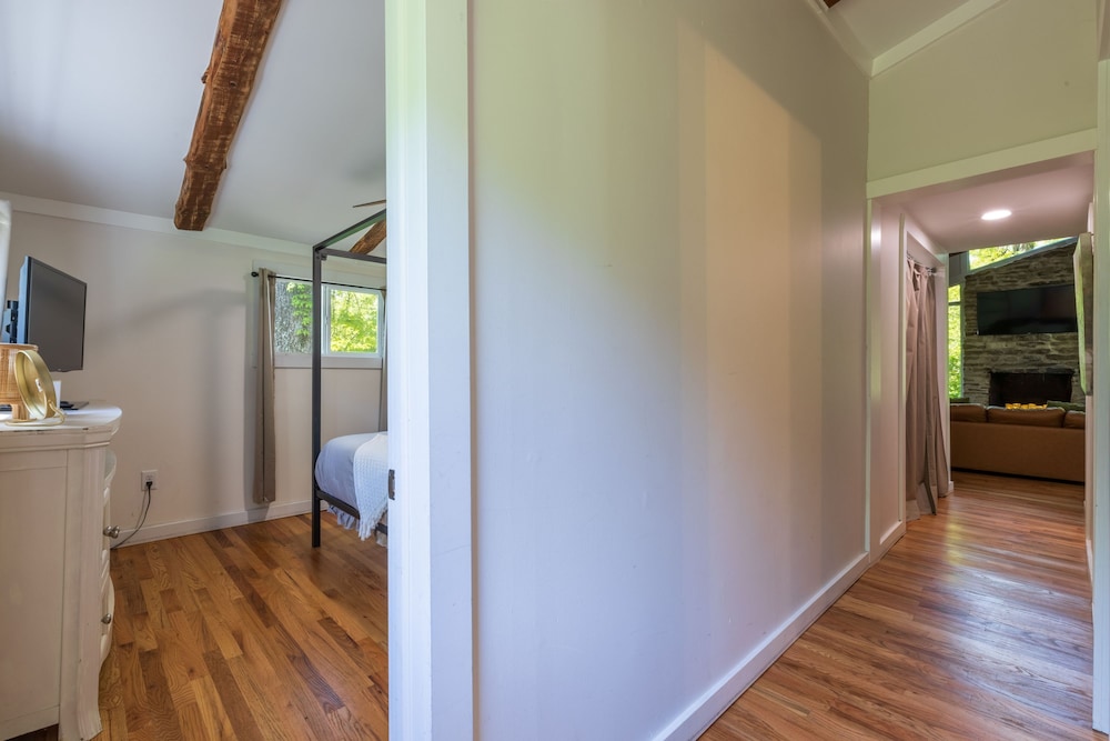 Lake View Hot Tub Modern A-frame - Ohio