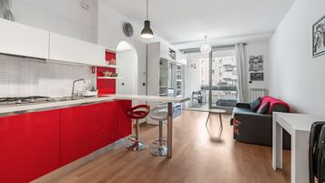 Apartamento Cidade | Cozinha privada | Um frigorífico/congelador grande, um forno, uma placa de cozinha