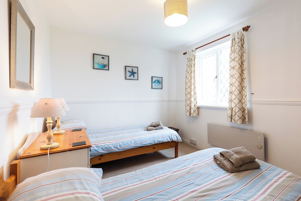 Crofters Cottage, Holiday Cottage Ivy Tower Village, St Florence ...