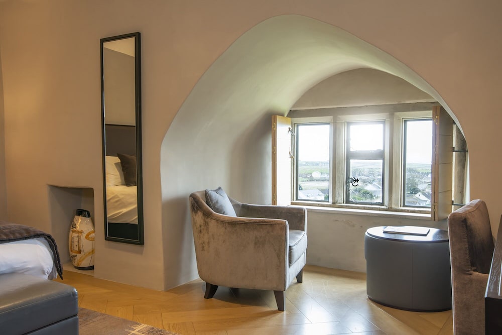 Roch Castle, Castle Roch, Sleeps 12, 6 Bedrooms, Bathrooms - Pembrokeshire