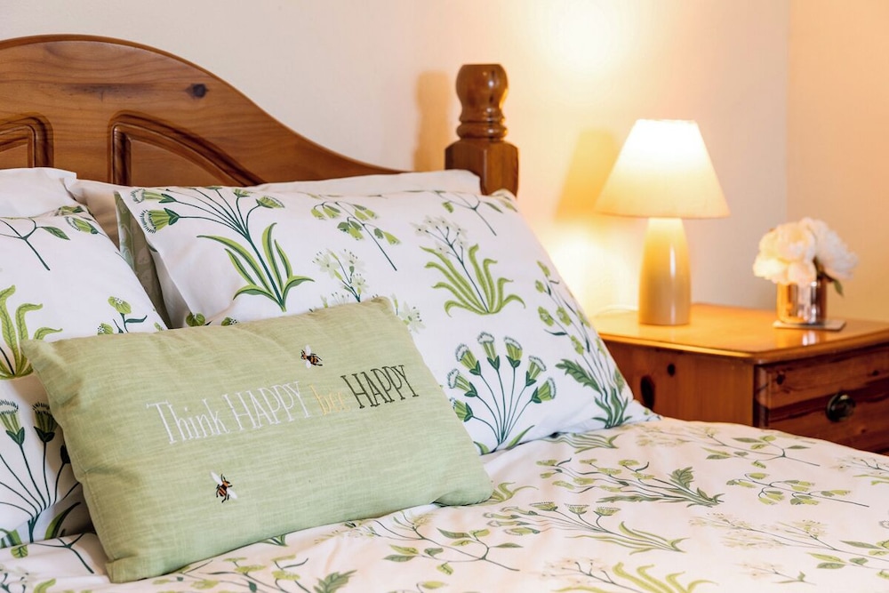 Shepherds Cottage, Holiday Home Nr St Brides, Sleeps 2, 1 Bedrooms, Bathrooms - Little Haven
