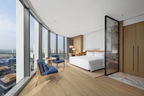 Suite Deluxe | Minibar, cofre no quarto, cortinas/cortinados opacos 