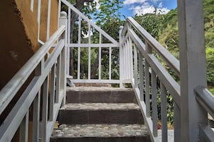 Escadaria com corrimãos brancos que levam a um nível superior.