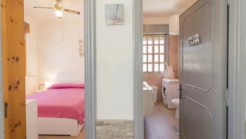 Vila standard, vários quartos (Villa Milon Near The Sea) | 2 quartos, Wi-Fi de cortesia, roupa de cama