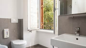 Quarto triplo standard, vista para a cidade | Banheiro | Chuveiro, secador de cabelo, bidê, toalhas de banho