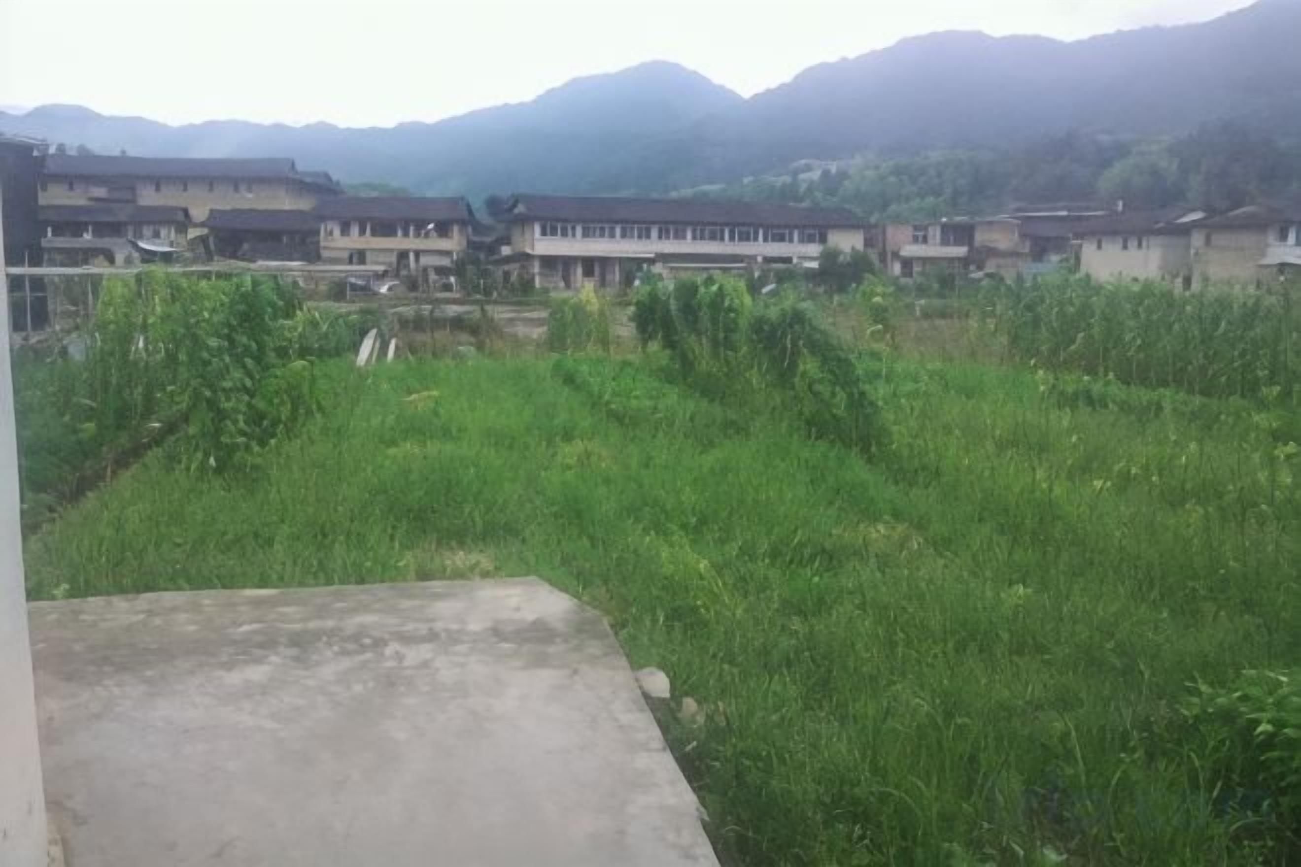 Um bairro residencial com casas e um campo gramado.