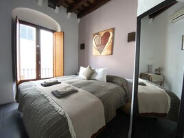 Quarto Duplo de Luxo, 1 cama queen-size, varanda, Vista para a cidade | Cofre no quarto, com decoração personalizada 