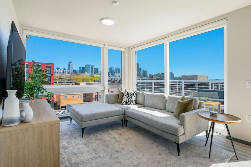 2br Apt Panoramic Seattle Views Private Balcony - Seattle, WA