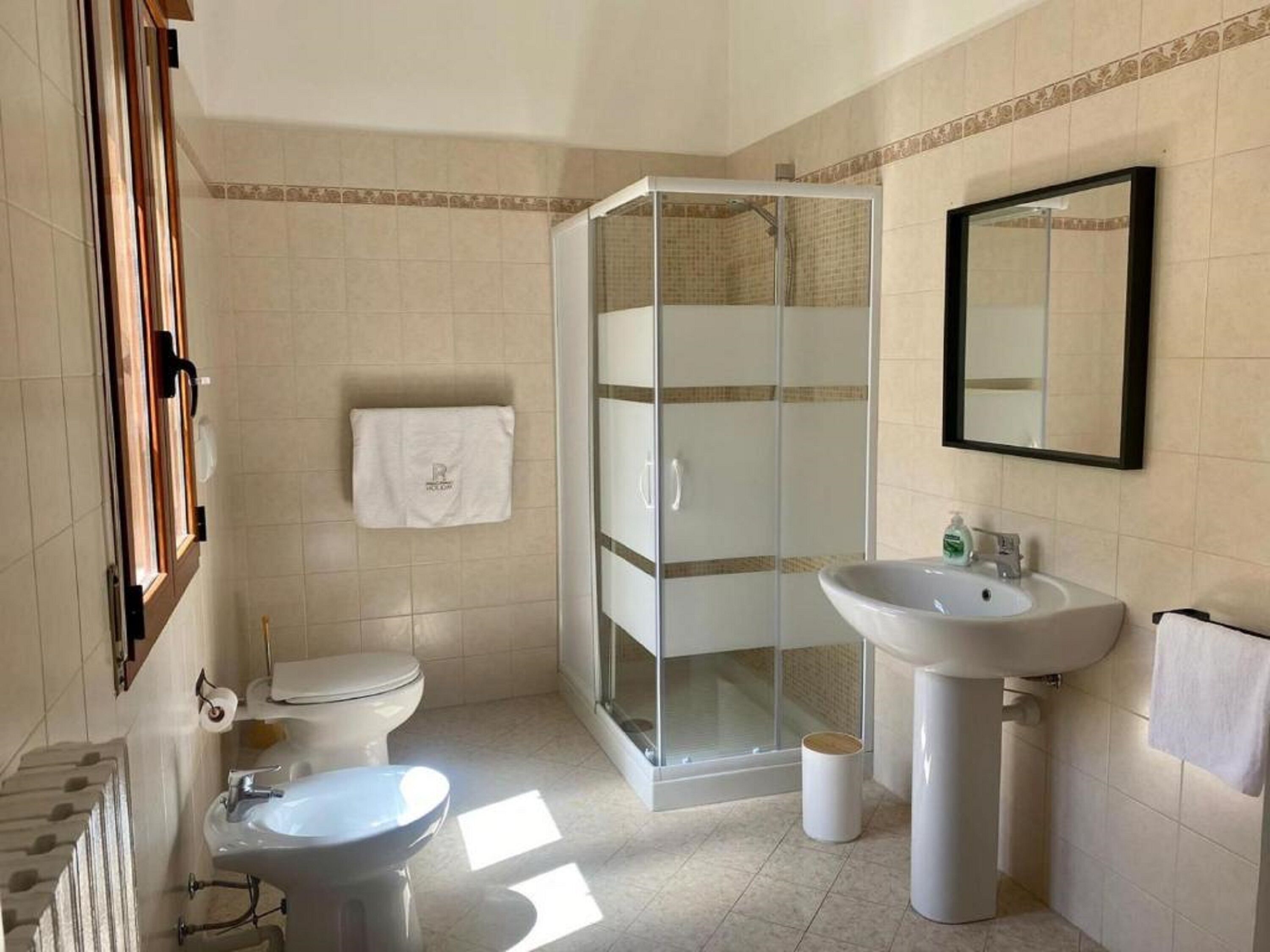 Casa Comfort, 2 quartos | Casa de banho | Um polibã, um secador de cabelo, um bidé, toalhas fornecidas 