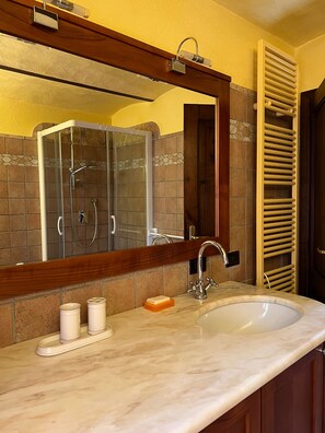 Quarto, sacada | Banheiro | Produtos de toalete grátis, secador de cabelo, bidê, toalhas de banho