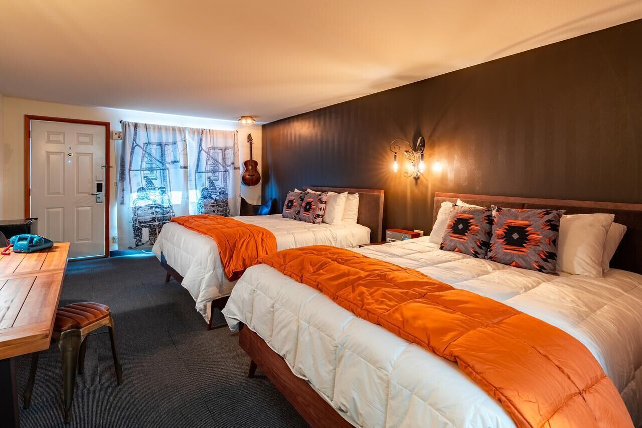 Two Comfortable Units With Free Parking, Onsite Swimming Pool! - 本德