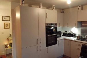 Um frigorífico, um micro-ondas, um forno, uma placa de cozinha