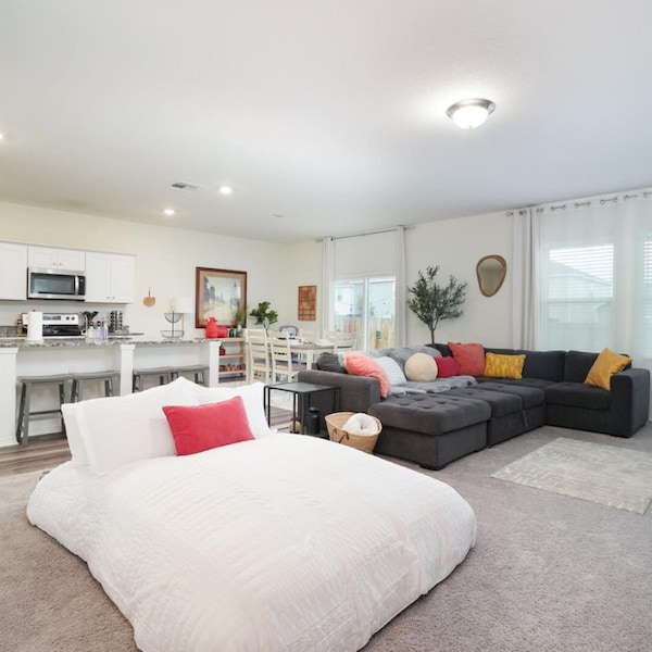 Rare Find Sleeps 13 Family Fun - San Antonio, TX