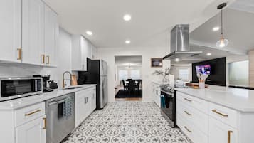 Casa | 7 quartos, secretária