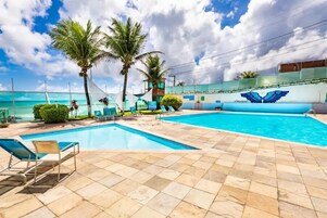 2 piscinas exteriores 