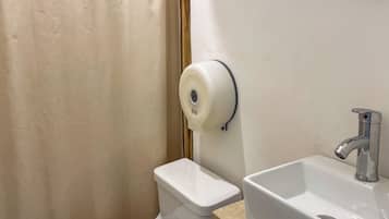 Quarto conforto, 1 cama de casal, banheiro privativo | Banheiro | Chuveiro, chuveiro com efeito de chuva, toalhas de banho, sabonete