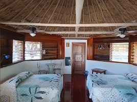 Quarto casal ou duplo básico, vista para o oceano | Espaço de trabalho para notebook, Wi-Fi de cortesia, roupa de cama